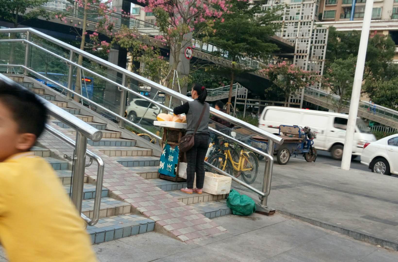 【随手拍】文锦北路洪湖公园东北门天桥下有人摆地摊货。 笋岗街道 深圳论坛